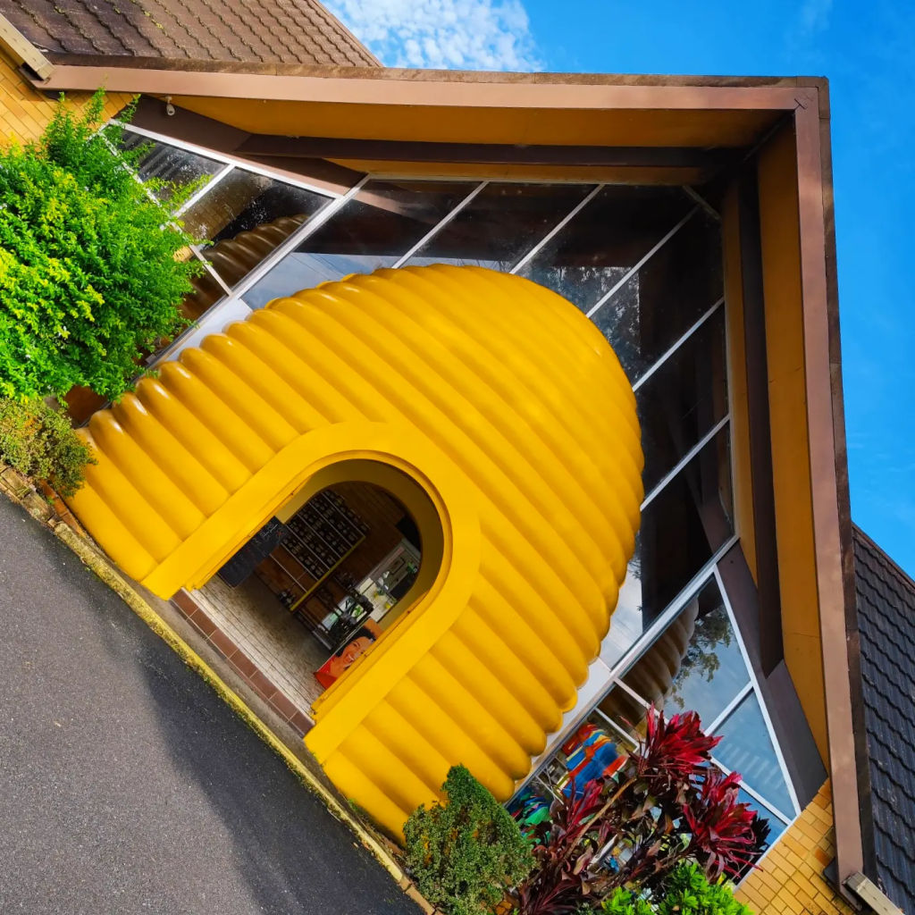 The Big Beehive, Urunga, NSW - Land of the Bigs