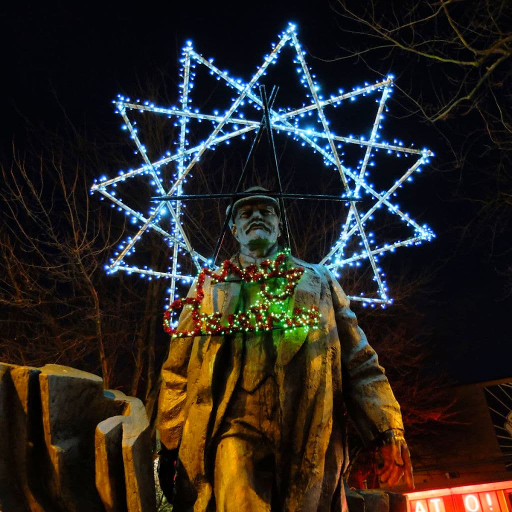 Lenin Statue, Fremont, Washington - Land of the Bigs