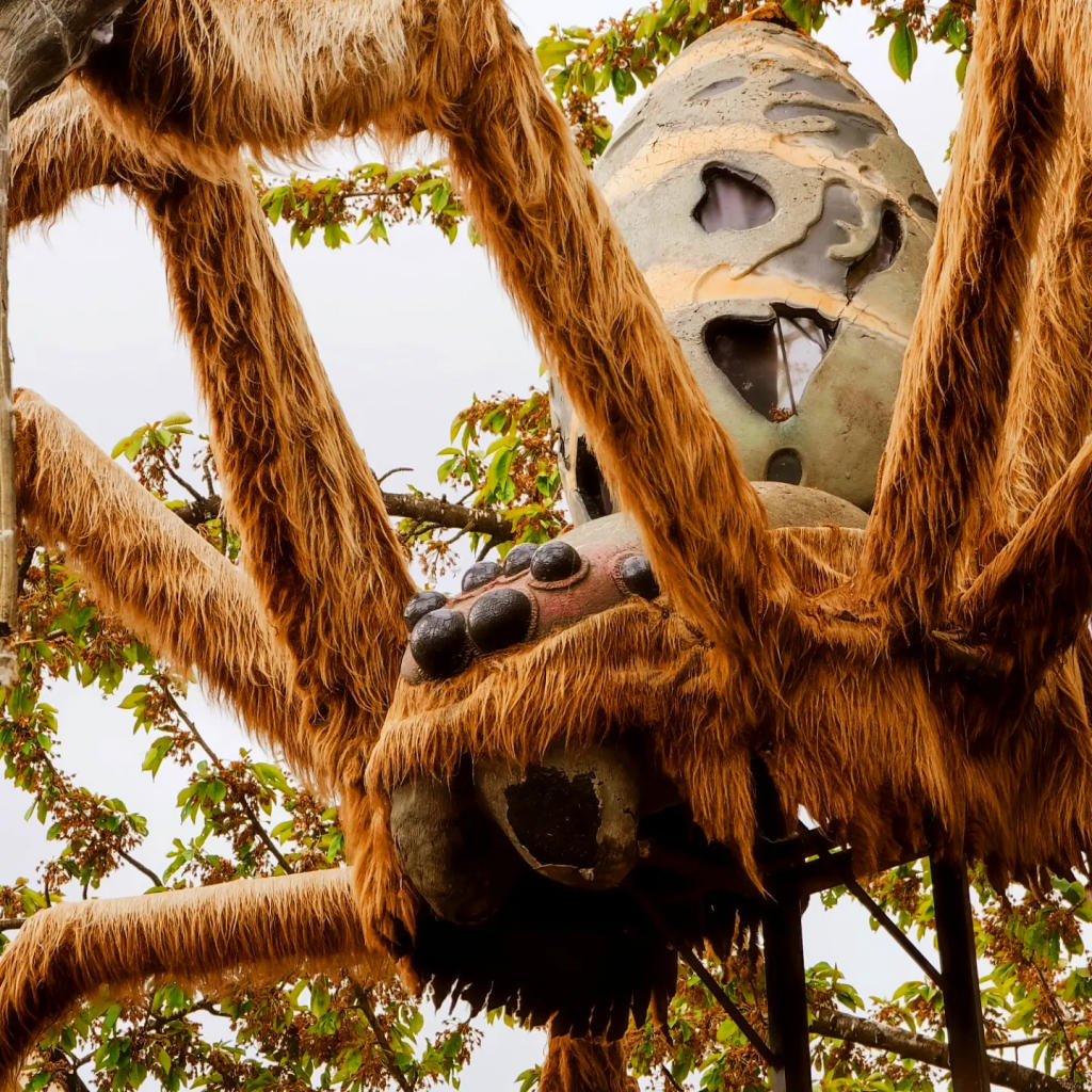 The Big Spider, Seattle, Washington - Land of the Bigs