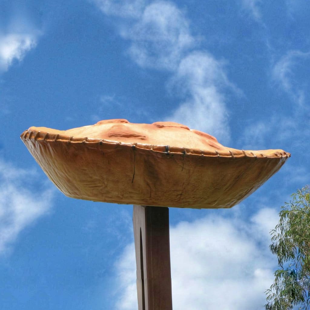 The Big Pie, Yatala, QLD - Land of the Bigs